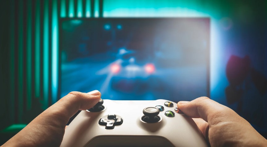 How Many People Play Roblox? - Active Players Stats 2024