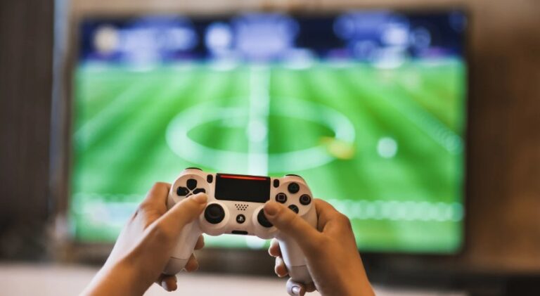 How Many People Play Roblox? - Active Players Stats 2024